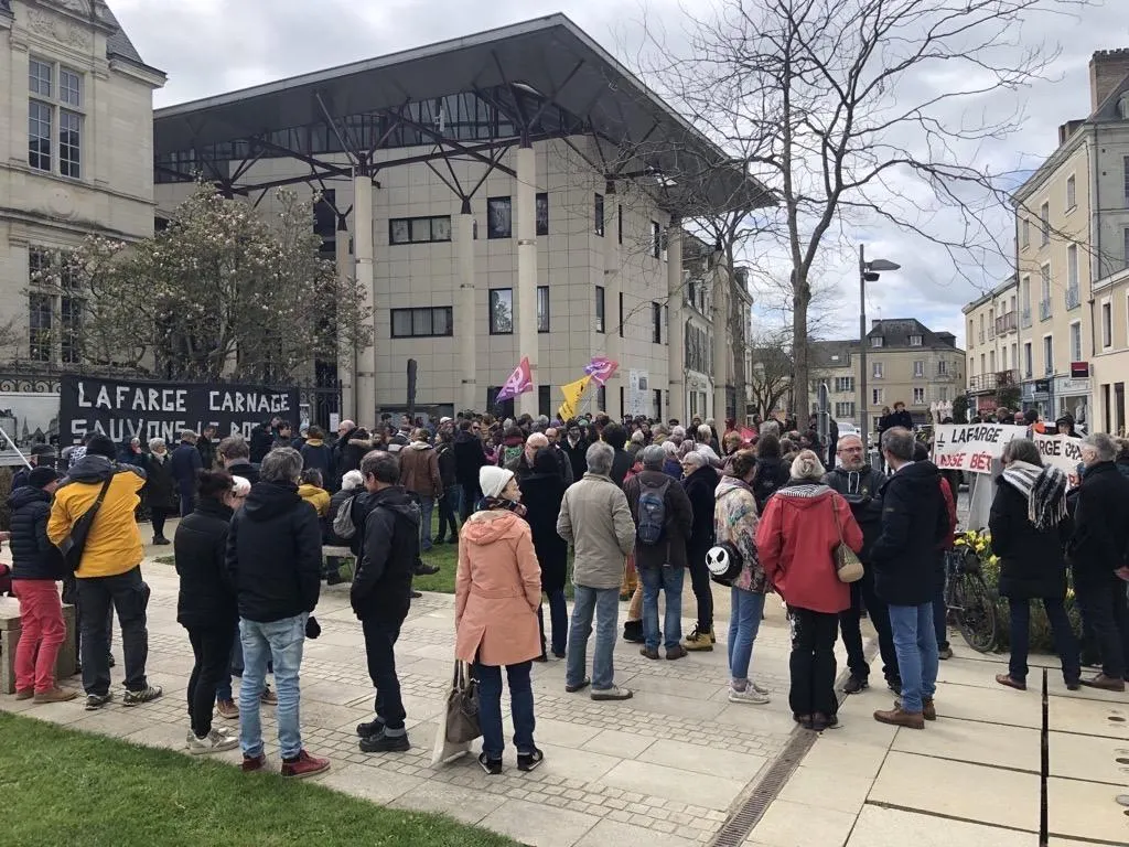 Extension de la carrière Lafarge : plus de 200 opposants manifestent à Château-Gontier ce samedi ...