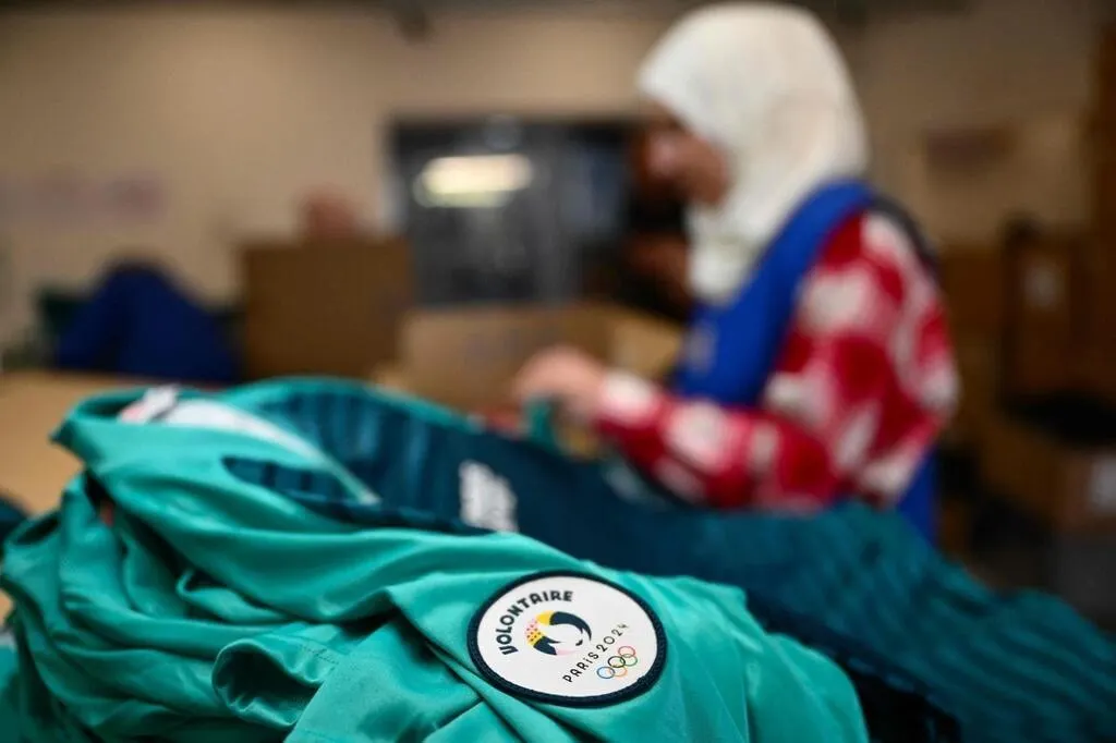 EN IMAGES. JO 2024 : les uniformes des bénévoles dévoilés, signés ...