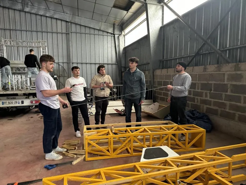 REPORTAGE. Pour le carnaval de Caen, ces étudiants édifient un char « à ...