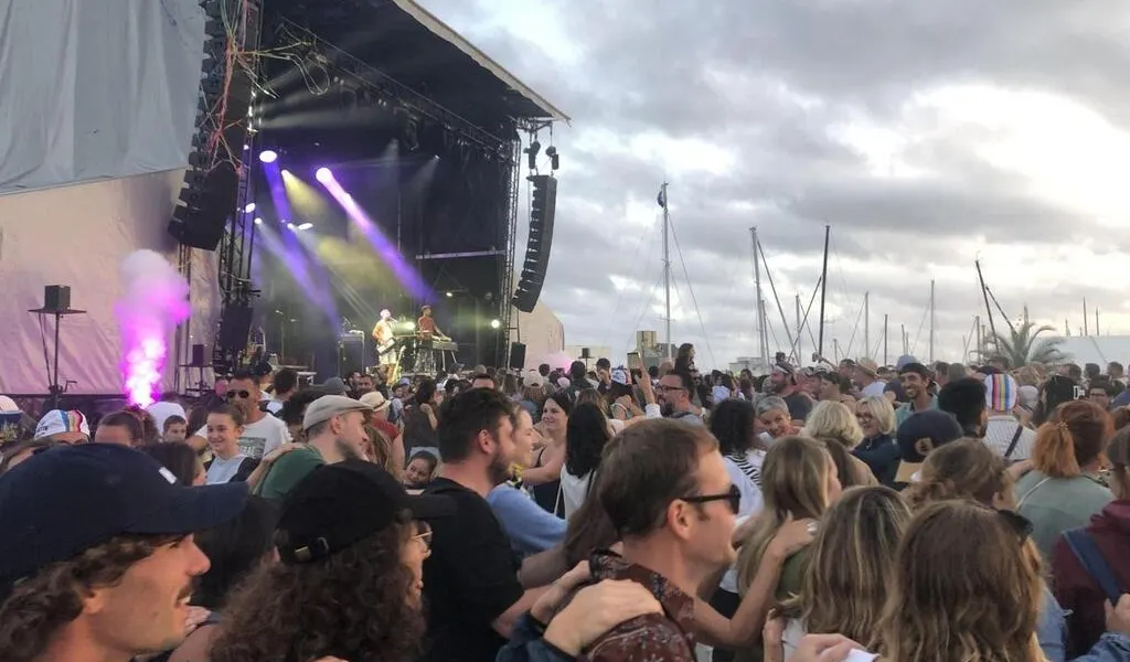 Aux Sables-d’Olonne, un karaoké géant sur le thème des années 1980 organisé cet été - Les Sables ...