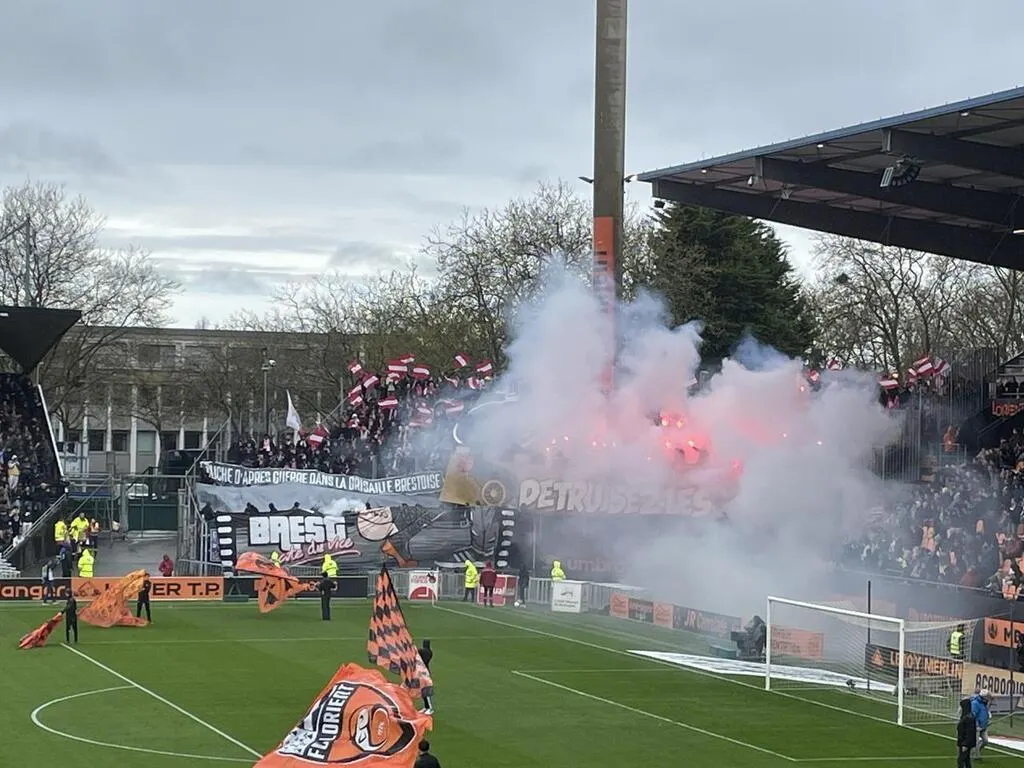 Match Lorient – Brest : les supporters finistériens inondent le Moustoir de fumées . Sport ...