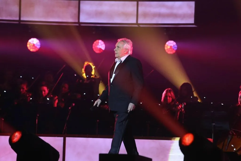 Michel Sardou s’enroule dans un Gwenn ha du pour le tout dernier ...