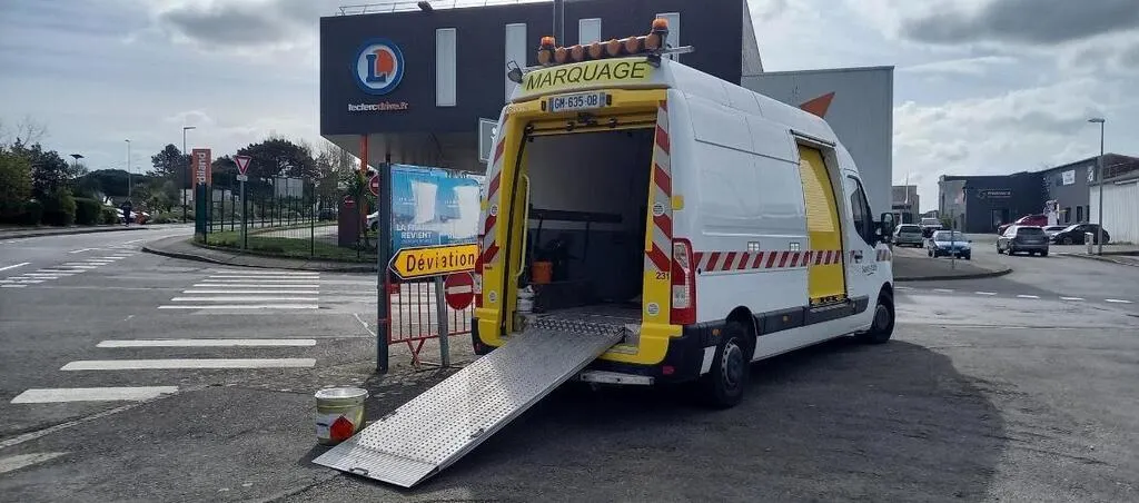En Bretagne, un agent municipal en service dégrade une affiche du ...