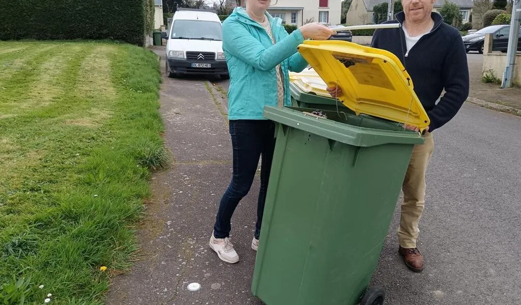 À Saint-Urbain, il crée un système pour que la poubelle reste debout ...
