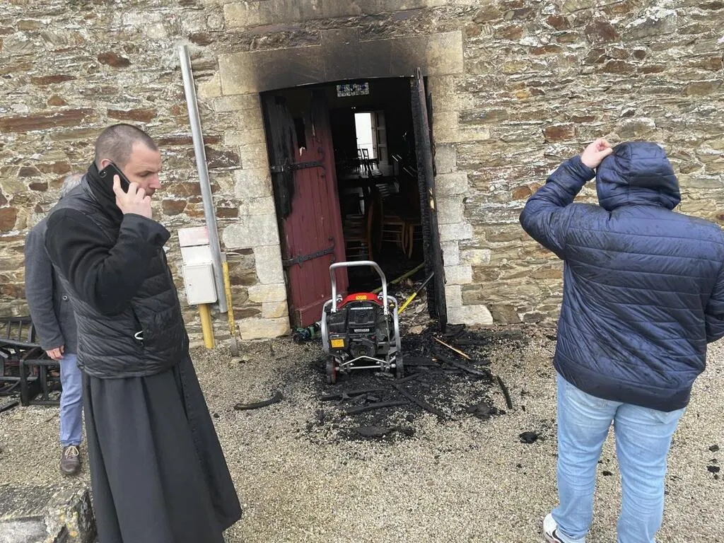 Une porte et des chaises brûlées : début d’incendie dans une église de la Manche - Saint-Lô ...