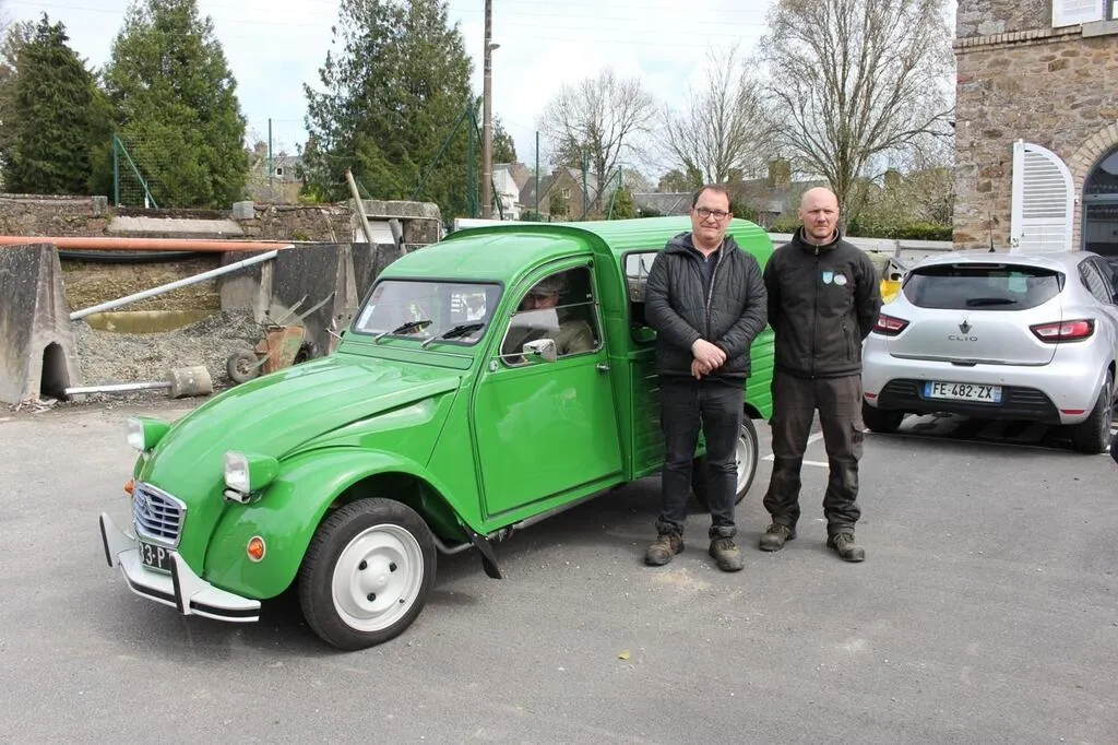 À Avranches, la mairie se dote d’une Citroën 2 CV datant de 1976 - Granville.maville.com