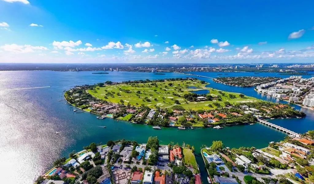 Bienvenue à Creek Island, le « bunker des milliardaires », où Jeff ...