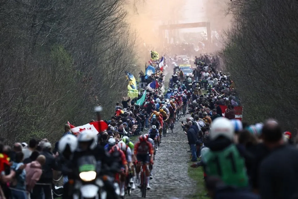 Paris-Roubaix. Chute massive après quarante kilomètres, Viviani, Milan ...