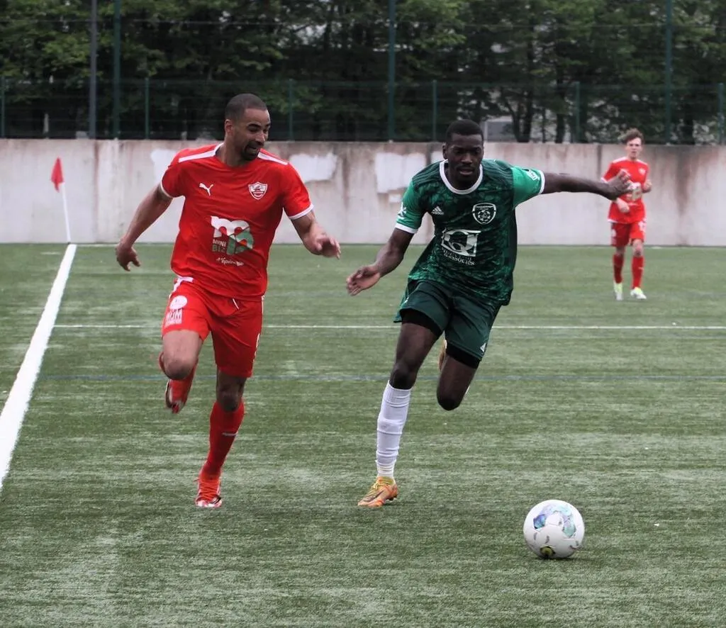 Football. R1 : match nul spectaculaire et tendu entre Ménimur et ...