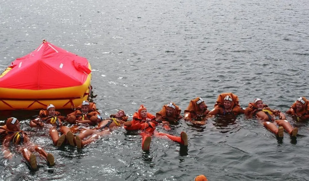 Dans la Manche, les sauveteurs en mer s’entraînent pour leur survie en ...