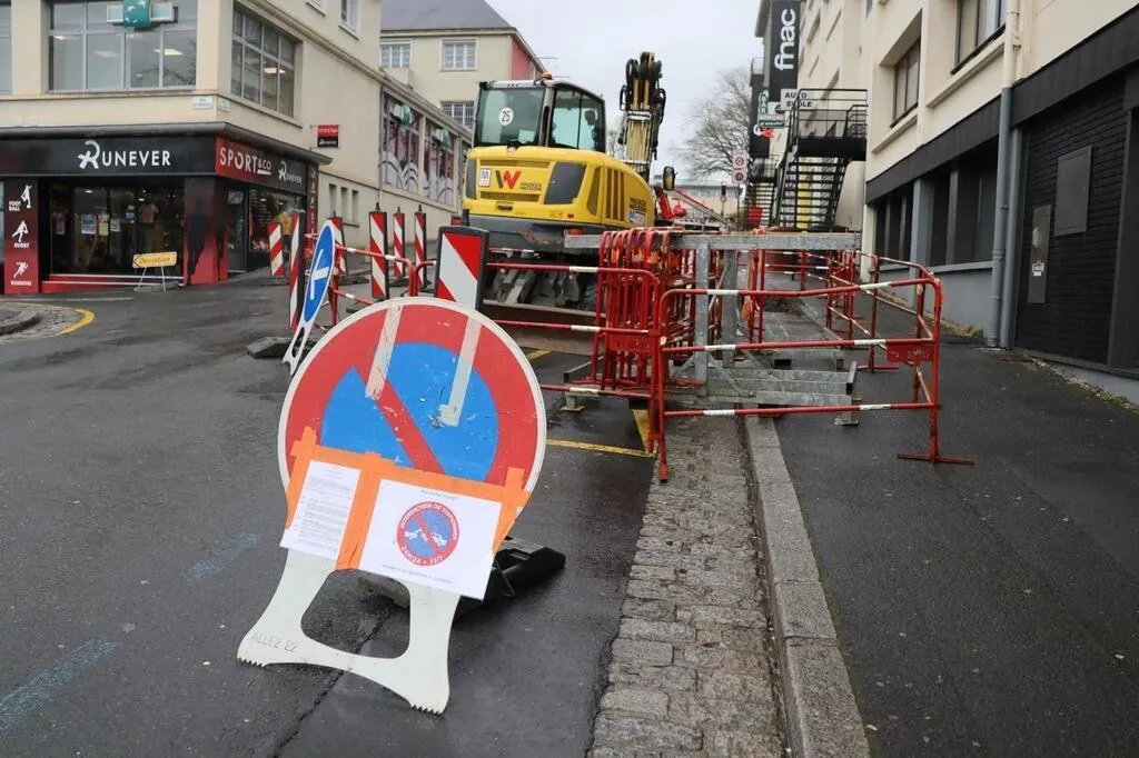 Travaux de raccordement au gaz : le haut de la rue Octave-Feuillet ...