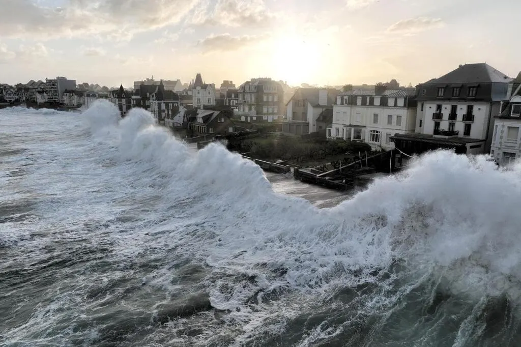 EN IMAGES. Quand la tempête Pierrick s’invite pour les grandes marées à Saint-Malo - Redon ...