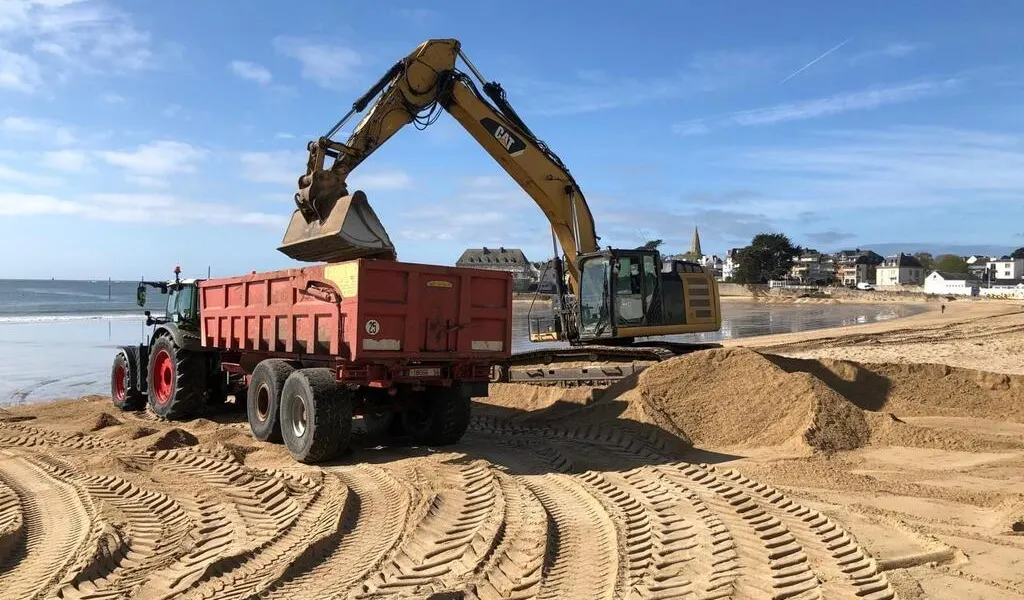 À Larmor-Plage, les tracteurs s’activent et le sable déménage d’un bout ...