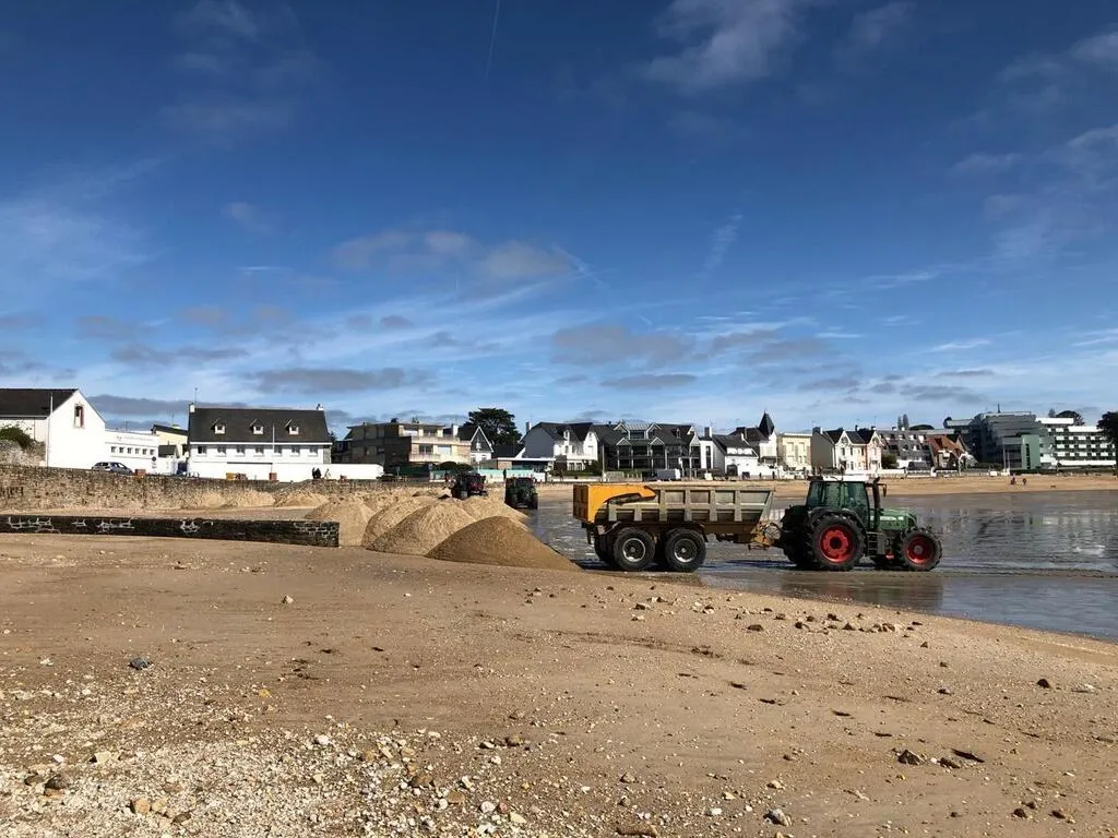 À Larmor-Plage, les tracteurs s’activent et le sable déménage d’un bout ...