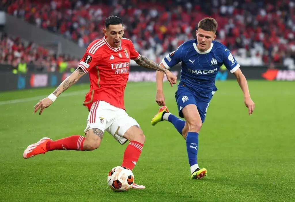Benfica - OM. Quentin Merlin évacué sur civière lors du quart de finale ...