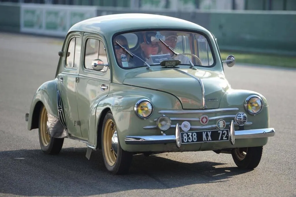 Un rassemblement de vieilles voitures Renault au musée 39-45, à Dinan ...