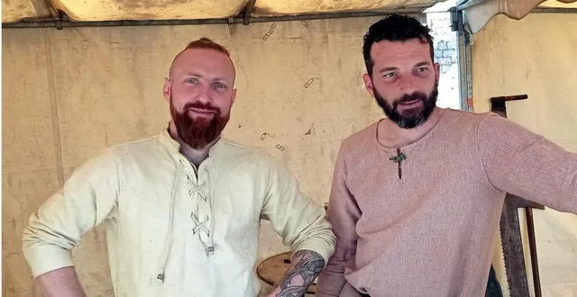 Domfront-en-Poiraie. Deux visages connus au marché des artisans ...