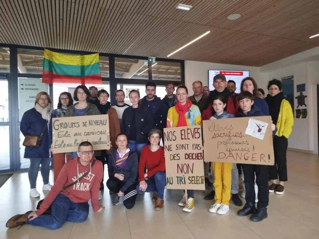 Mobilisés contre le choc des savoirs, ils passent la soirée au collège ...