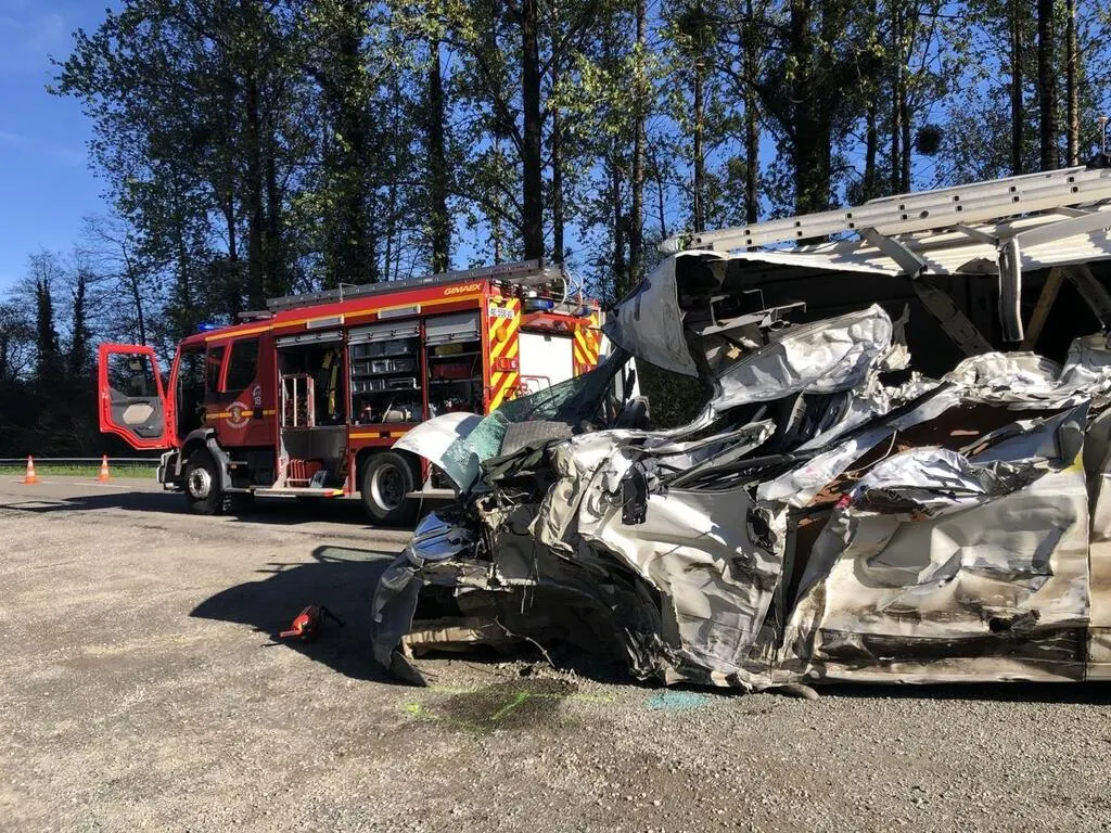 Un homme grièvement blessé après un accident entre trois véhicules, dans le Finistère - Saint ...