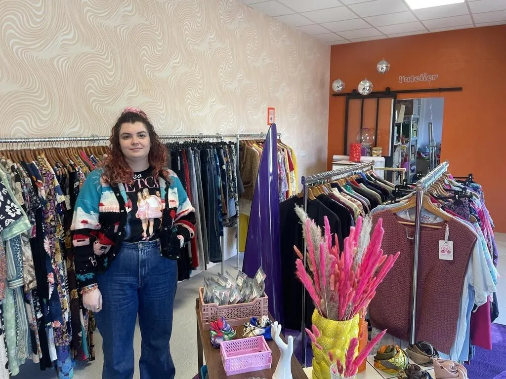 Vêtements, accessoires… Marine, 26 ans, ouvre la première friperie du ...