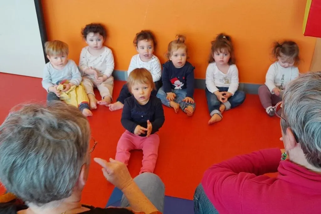 Au multi-accueil de Plouguerneau, on communique en langage des signes ...