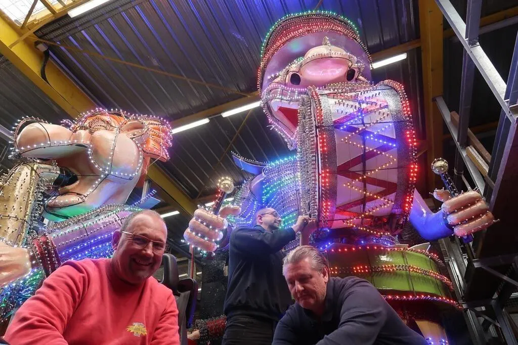Carnaval de Cholet. Les chars prêts à défiler avec leurs habits de ...
