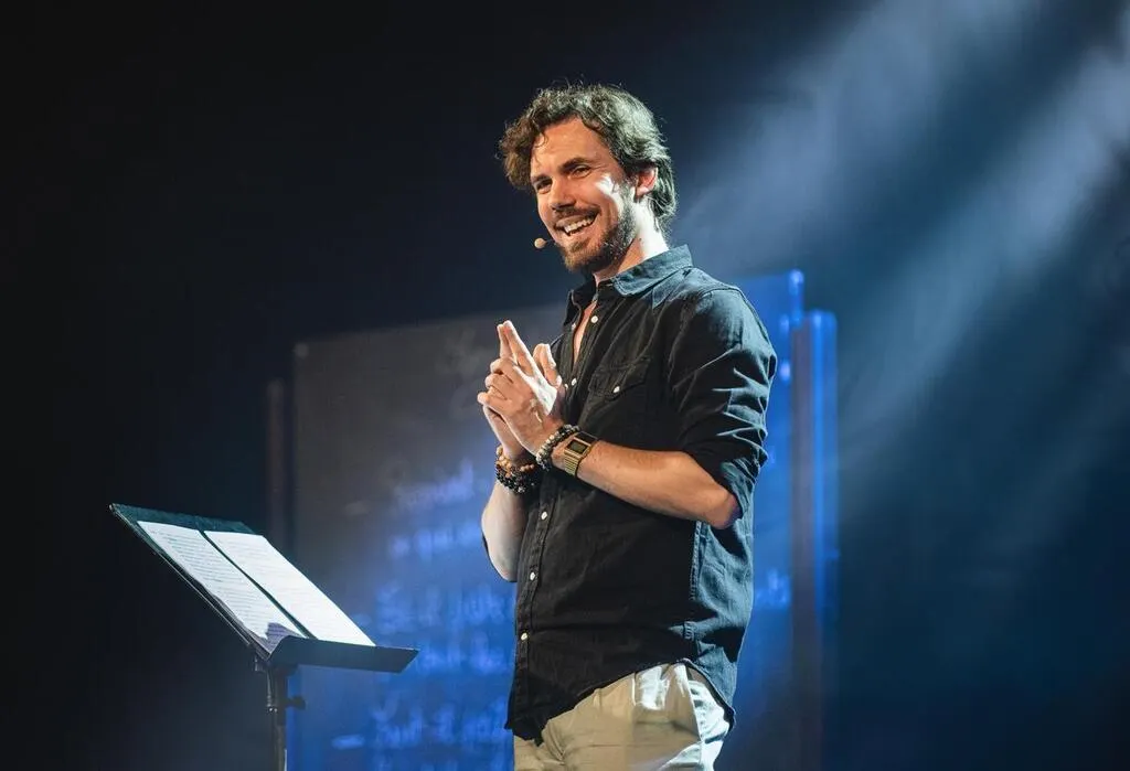 « J’ai besoin de m’amuser avec le public » : l’humoriste Arnaud ...