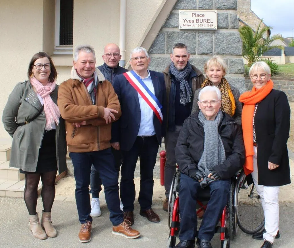 À Trégomeur, la place Yves-Burel, du nom de l’ancien maire, inaugurée - Lannion-Perros.maville.com