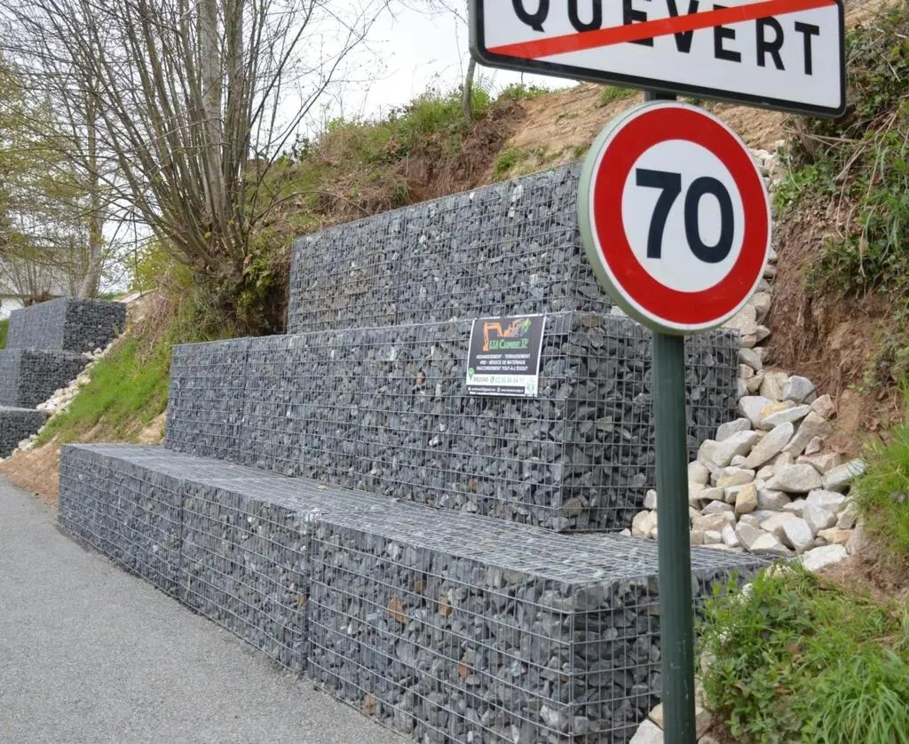Quévert. Des gabions de pierre contre le talus, route de Corseul ...