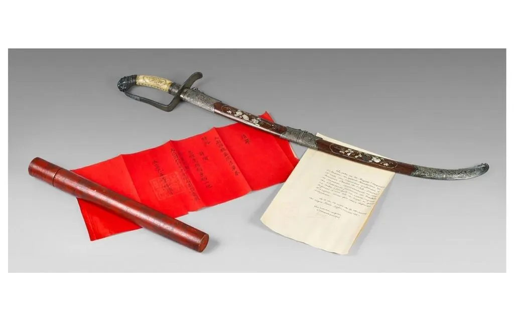 Sabre, insignes impériaux vietnamiens… : la collection unique d’un ...