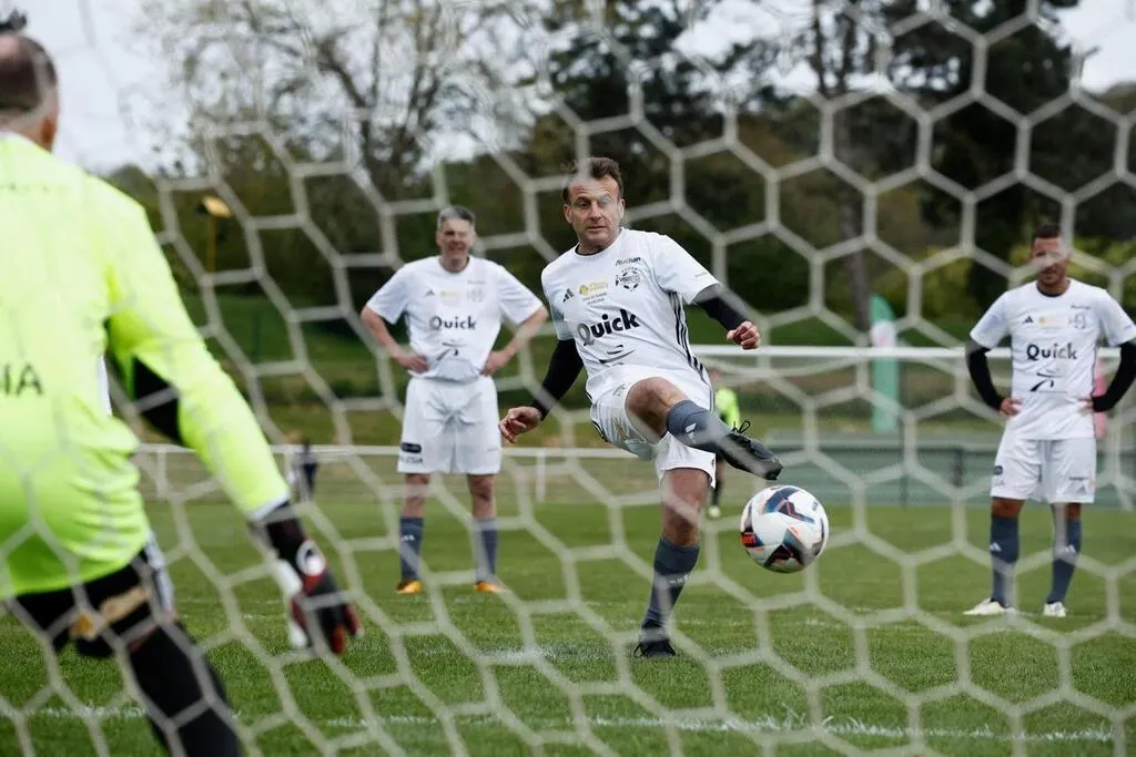 VIDÉO. Emmanuel Macron encore buteur sur penalty avec le Variétés Club ...