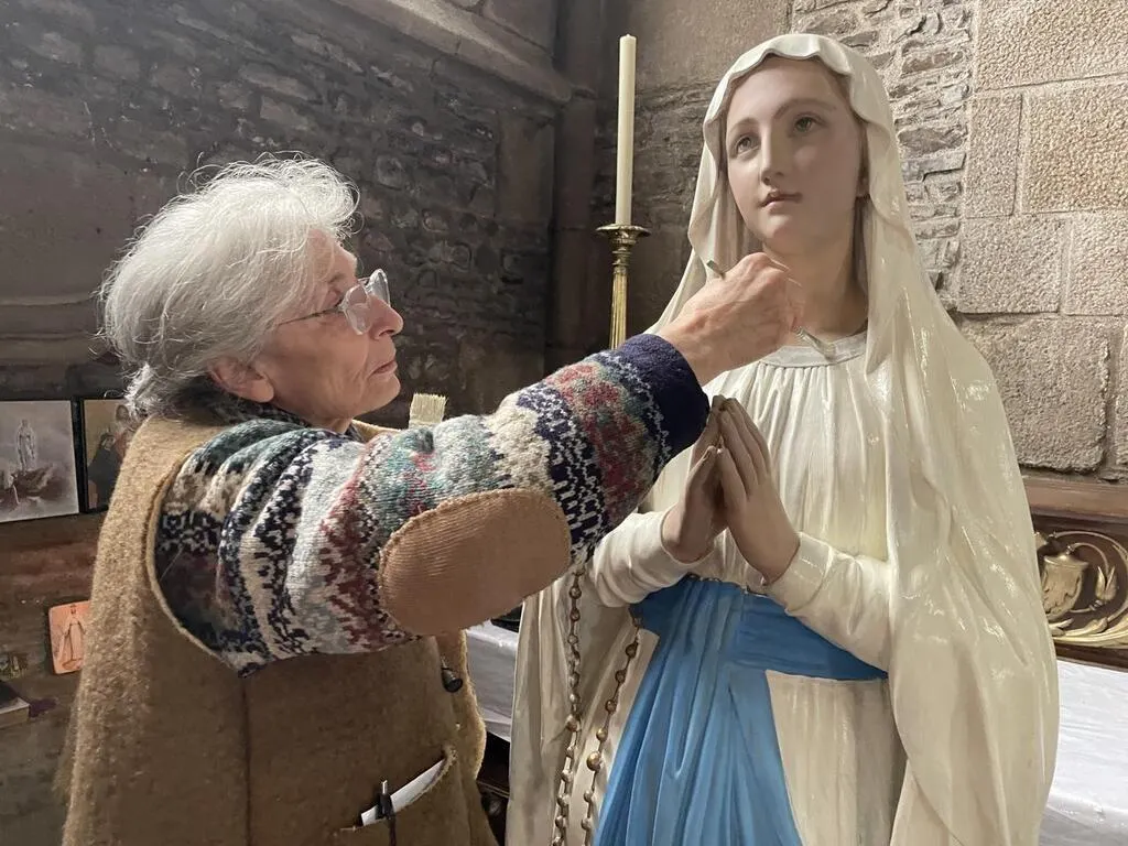 Elle mesure 1,70 m d’argile : une statue de la Vierge restaurée à Vire ...