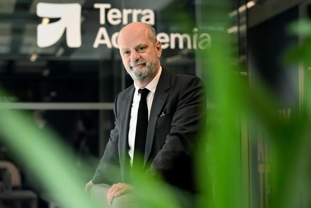 ENTRETIEN. Son projet d’écoles avec Veolia, son bilan au ministère ...