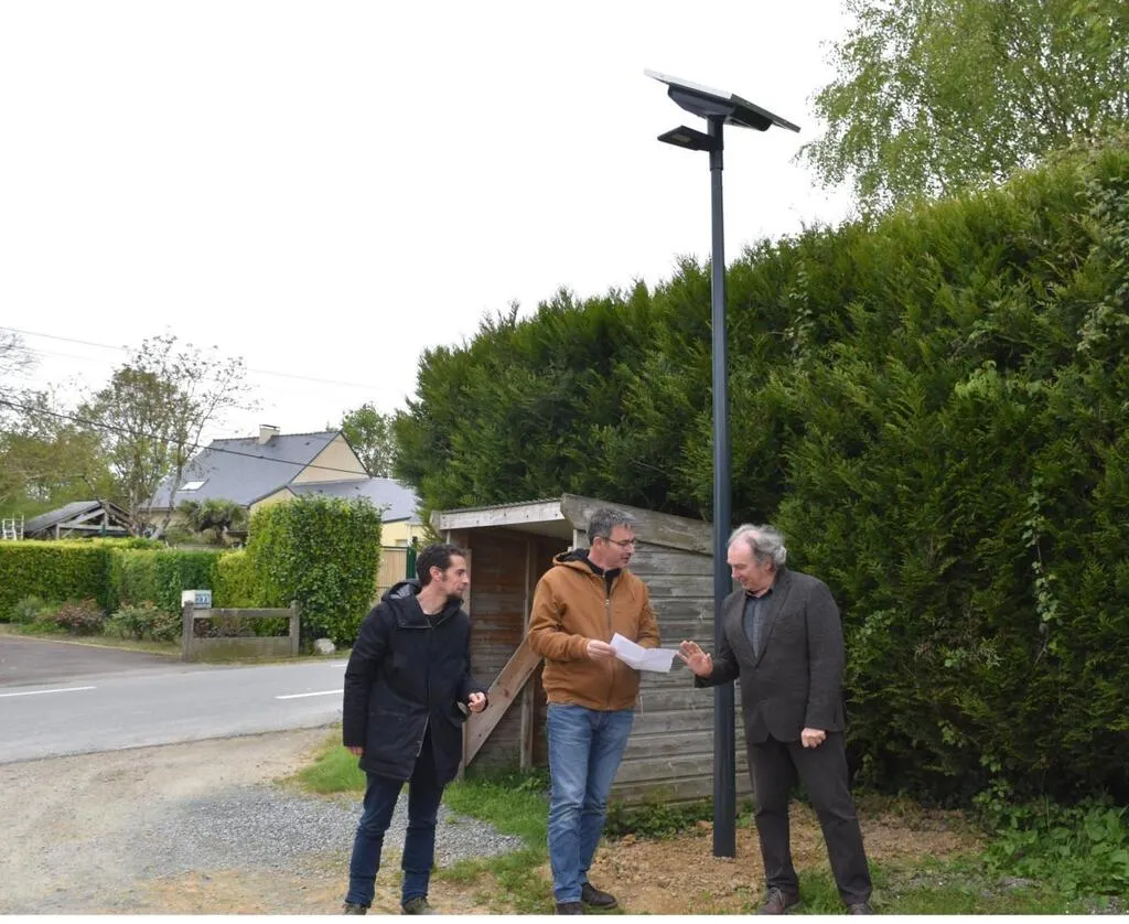 Malville. Un éclairage solaire pour les aubettes scolaires - Saint ...