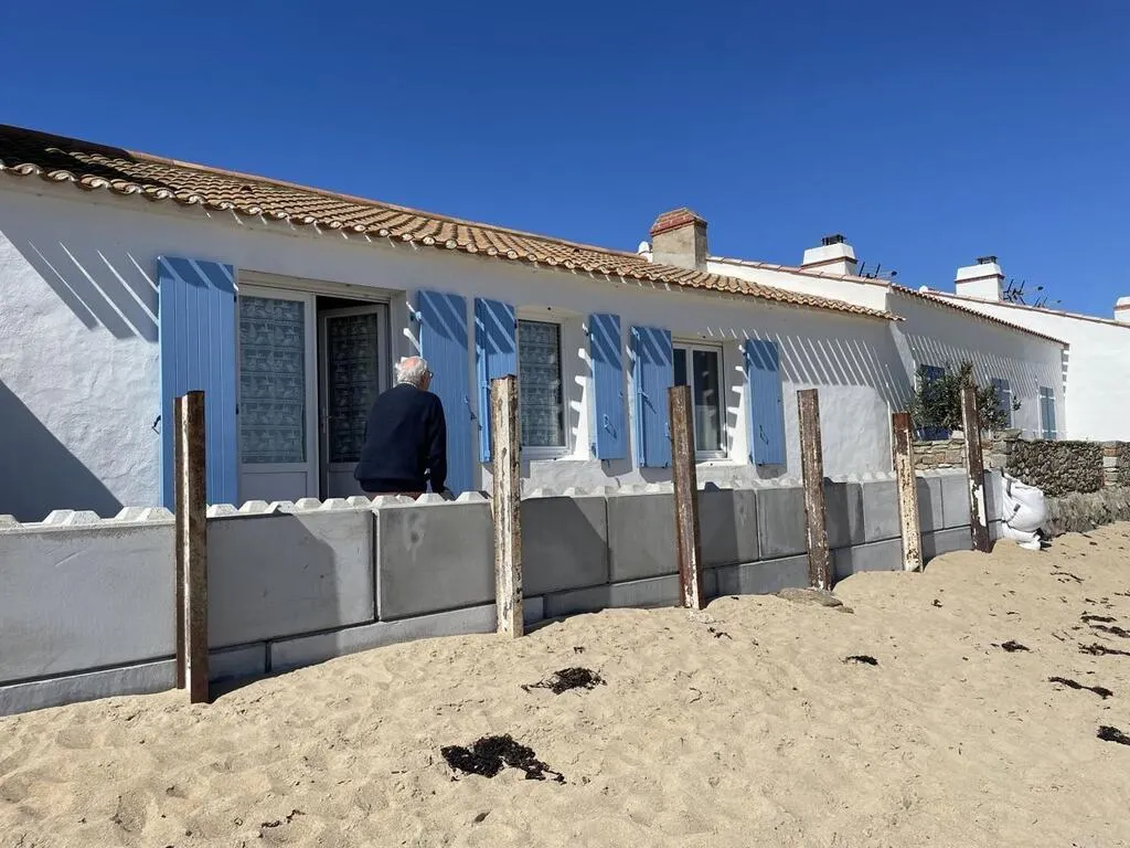 Au Vieil, à Noirmoutier, la mer lui a pris sa plage, puis son muret ...