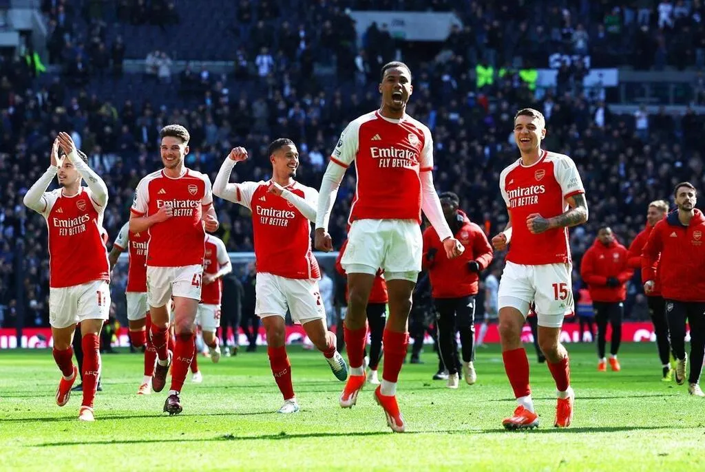 Premier League. Arsenal remporte son derby contre Tottenham et met la ...