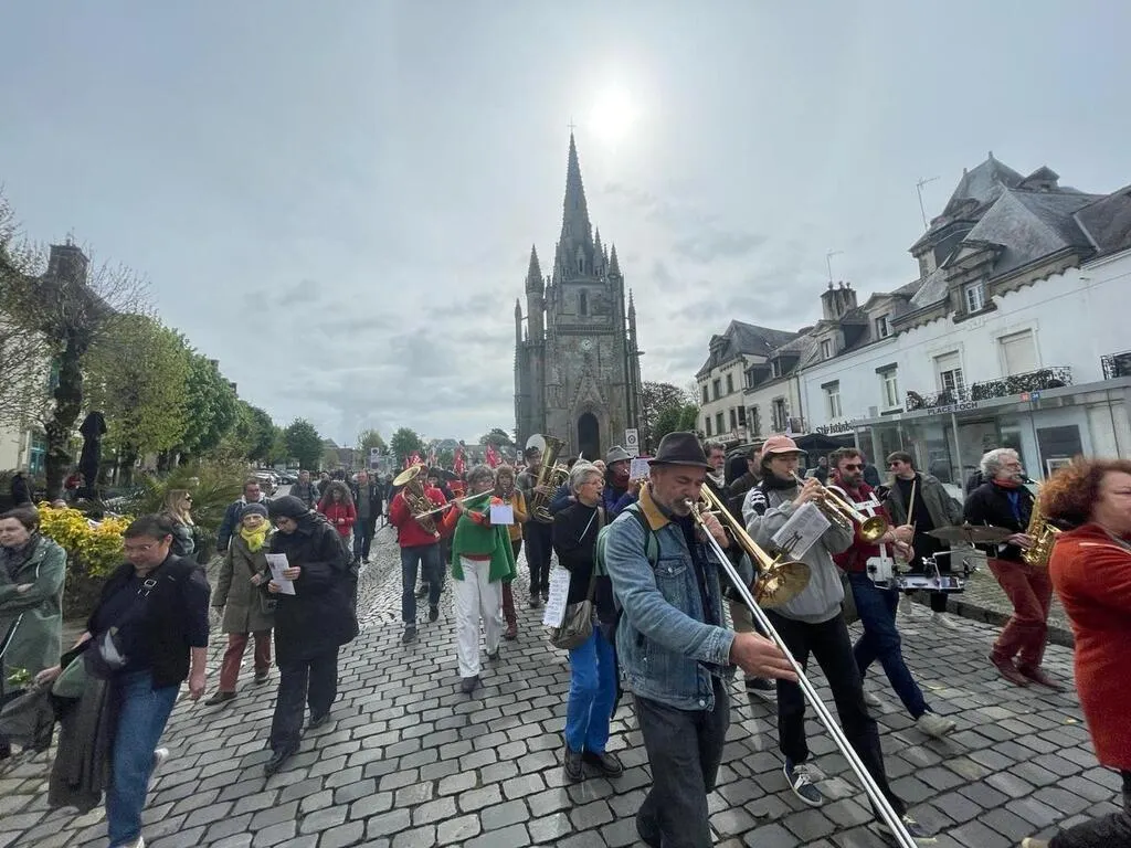 Manifestations du 1er-mai : un millier de personnes à Hennebont, 200 à ...