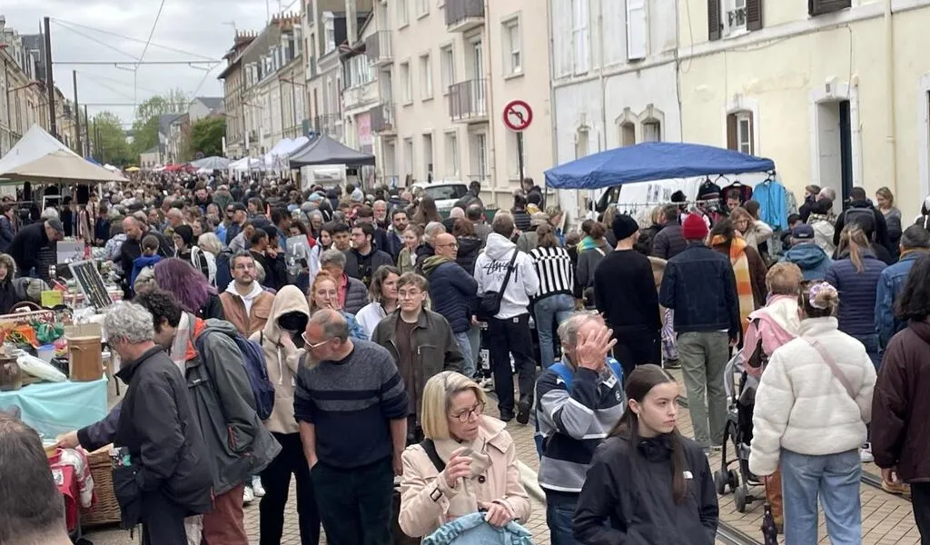 Au Mans, le bric-à-brac de la rue Gambetta fait toujours un carton plein pour le 1er Mai - Le ...