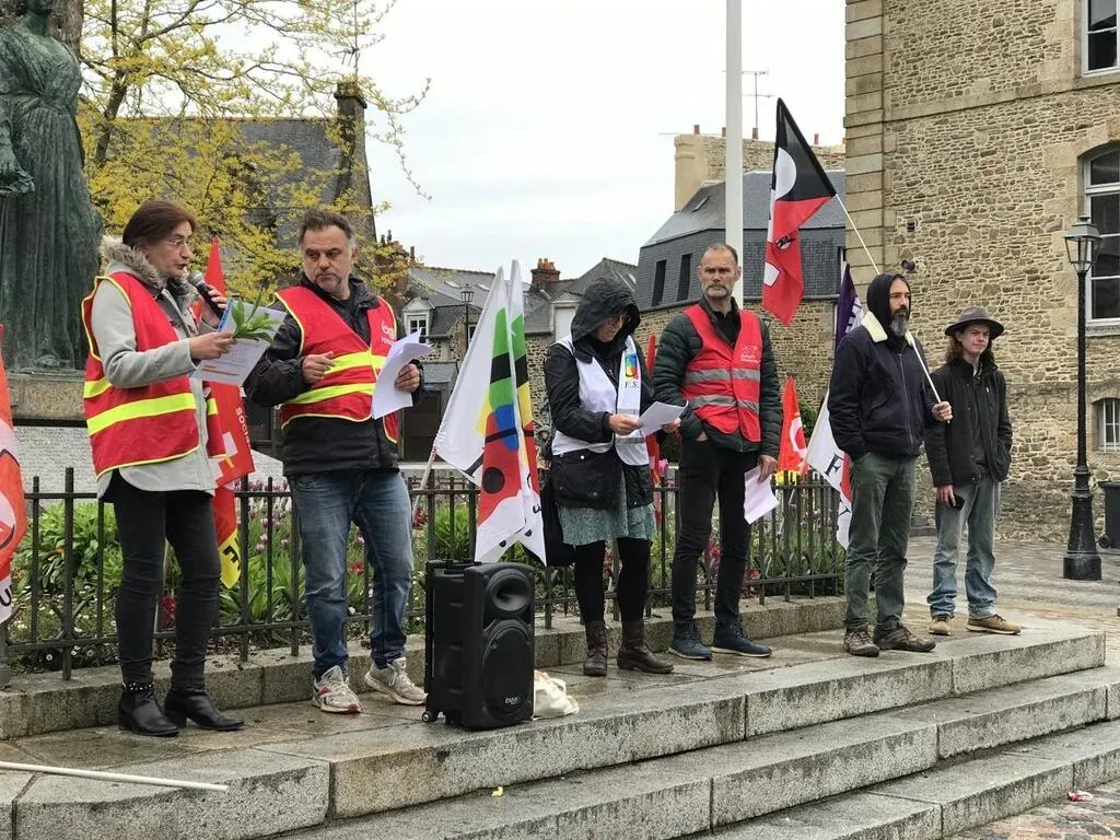 1er Mai : à Fougères, une centaine de personnes ont défilé pour « la justice et la paix ...