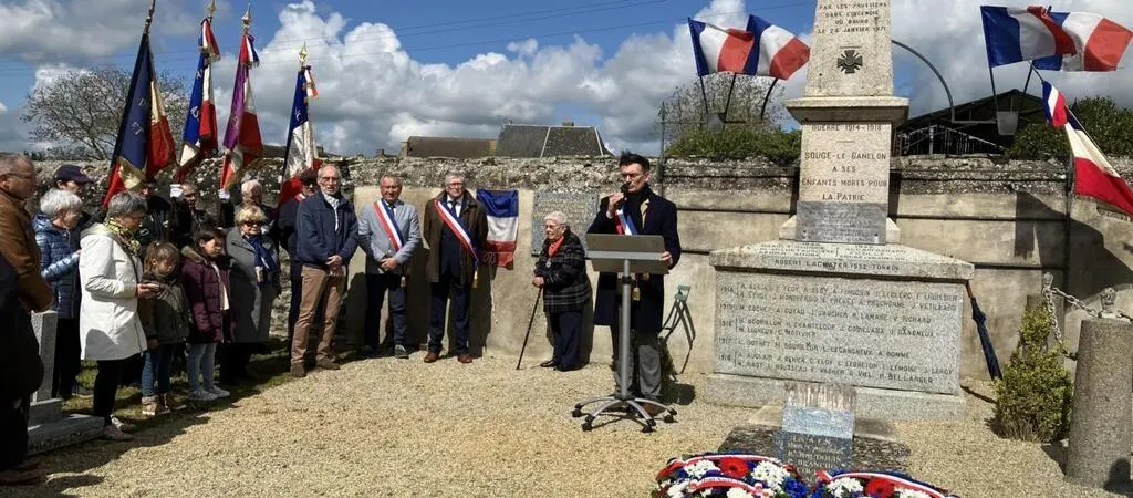 Sougé-le-Ganelon. Une plaque commémorative symbolisant l’engagement de ...