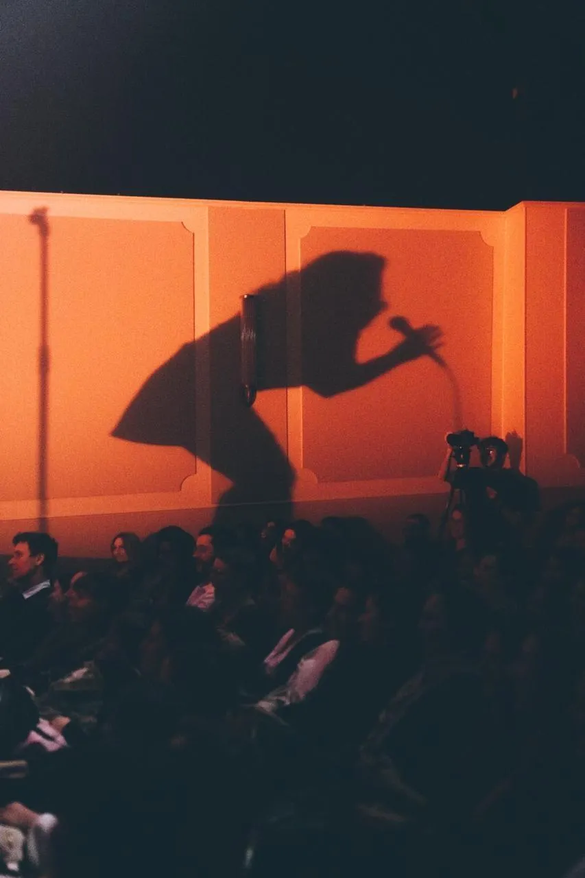 Ses spectacles sont complets : Swann Périssé, l’humoriste qui nous ...