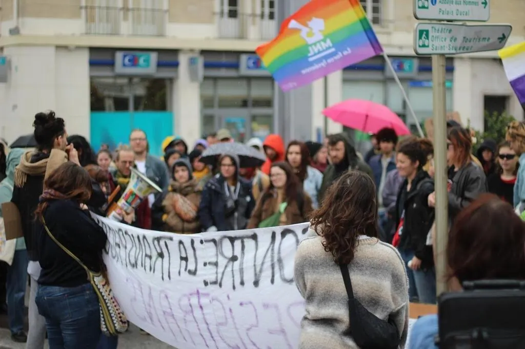 À Caen, un rassemblement contre la transphobie réunit 300 personnes ...