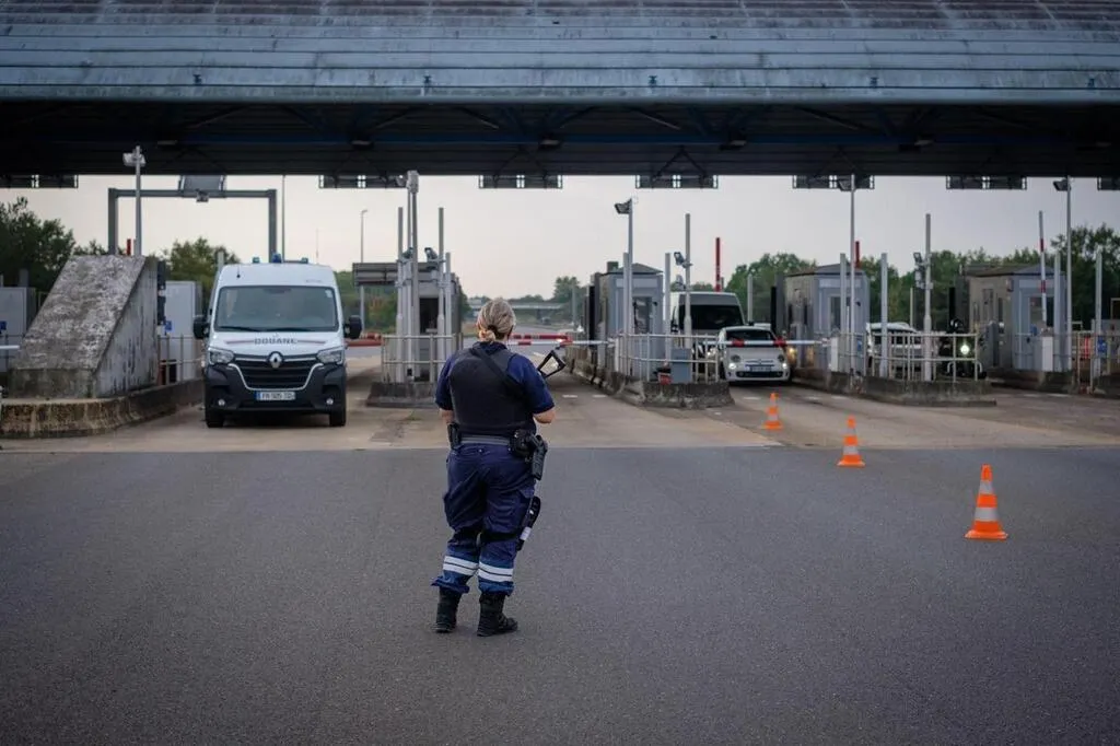 Des stupéfiants et un revolver Smith & Wesson découverts dans la soute ...