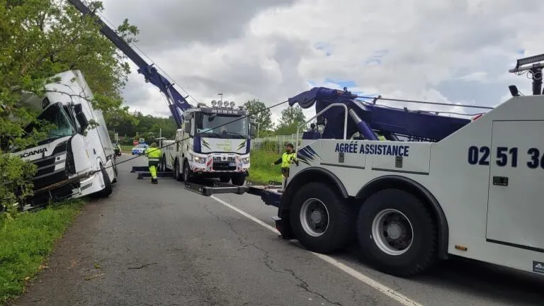 Sortie de route d’un poids lourd en Vendée : un important dispositif mis en place mais pas de ...