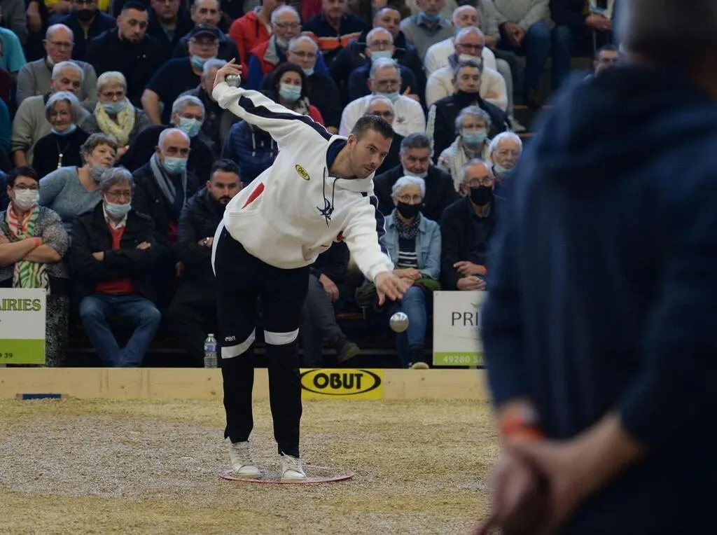 Dylan Rocher dans une vidéo de McFly et Carlito pour annoncer le Pétanque Explorer . Sport - Le ...