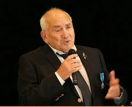 PORTRAIT. À Locunolé, l’artiste Robert Boston est fait chevalier de l ...