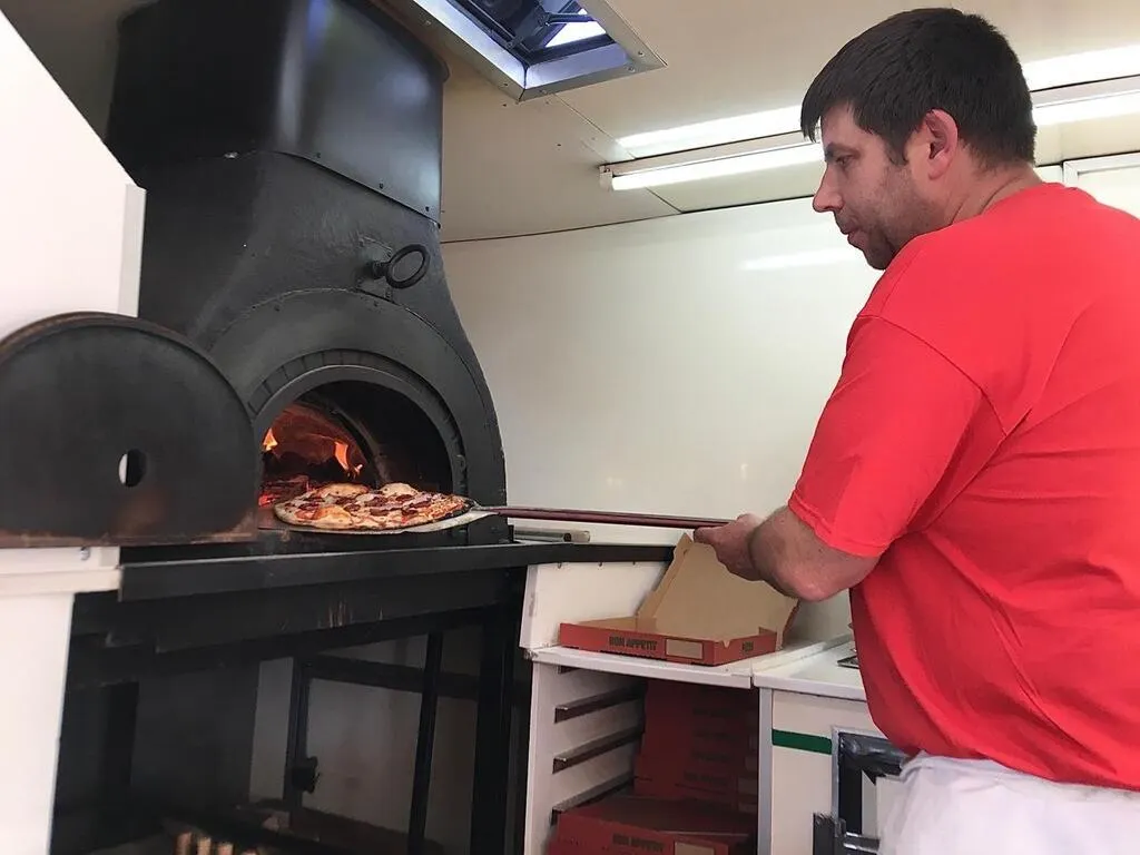 « La cuisson au feu de bois est plus économique » : ce pizzaïolo change ...