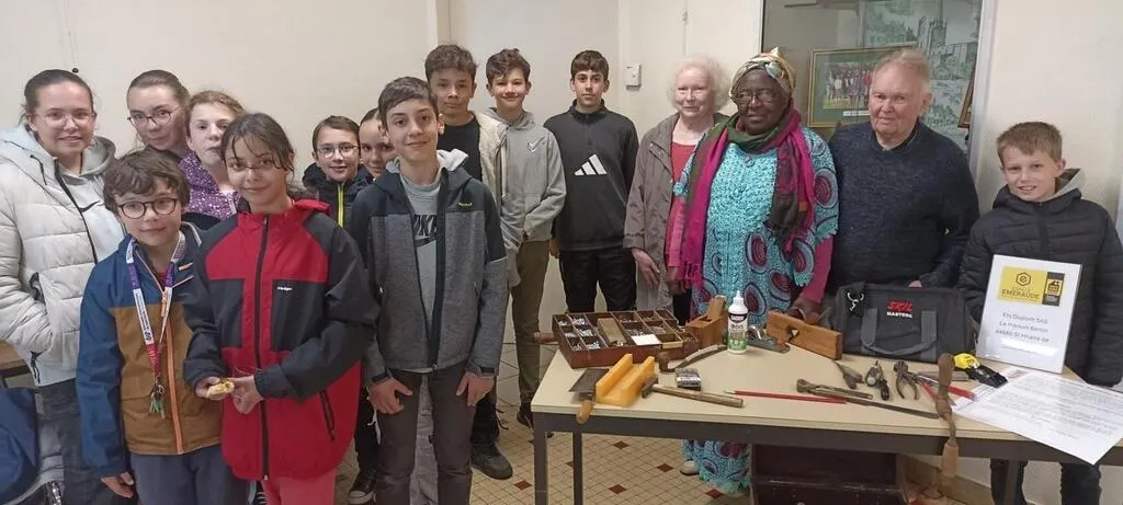 L’Outil en main de Sainte-Pazanne offre une caisse de menuisier à un jeune Congolais - La Baule ...