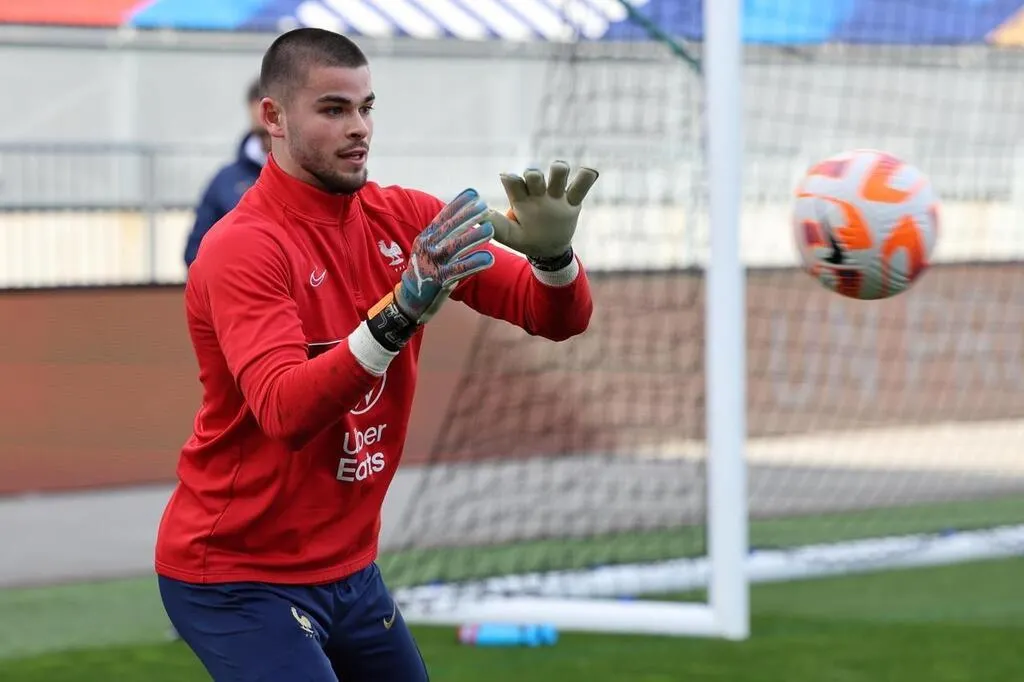 JO 2024 - Football. Opéré du genou, le gardien Lucas Chevalier devrait ...