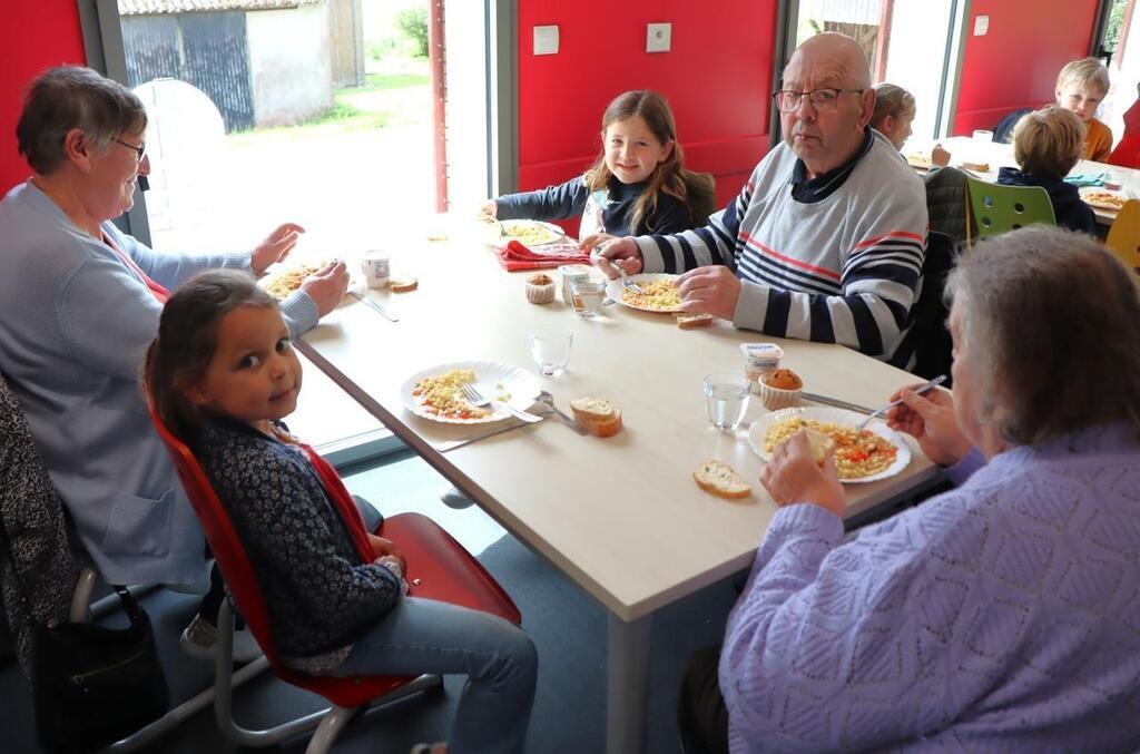 REPORTAGE. Dans cette commune d’Ille-et-Vilaine, les aînés mangent à la ... REPORTAGE. Dans cette commune d’Ille-et-Vilaine, les aînés mangent à la ...